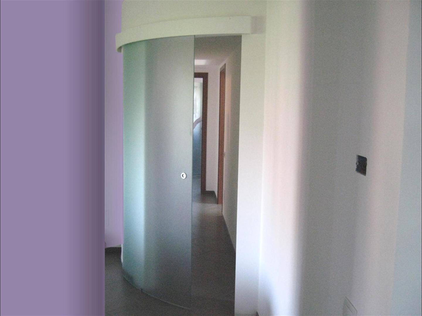 Porte in vetro curve in cristallo temperato a Milano e prov.